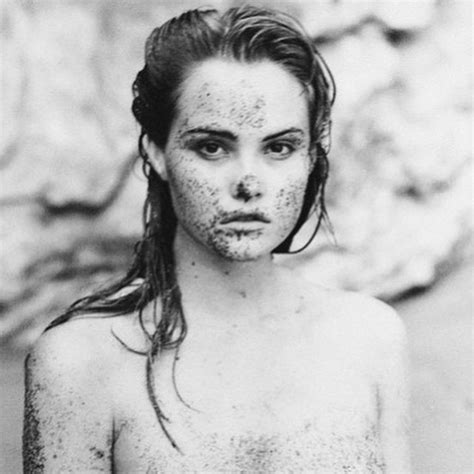 Saiba por onde anda a ex modelo Claudia Liz que nos anos 90 entrou em coma após lipoaspiração