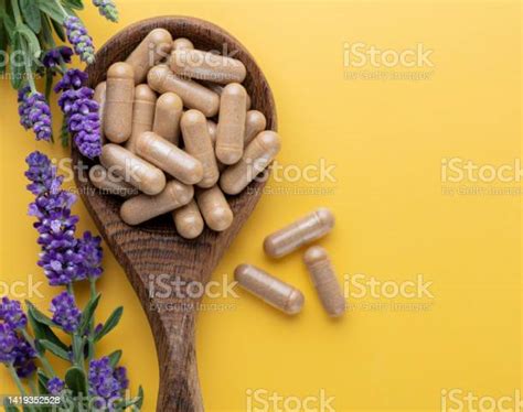 대체 의학 비건과 채식주의자를 위한 건강보조식품 비타민 미네랄 0명에 대한 스톡 사진 및 기타 이미지 0명 건강관리와 의술 꽃 나무 Istock