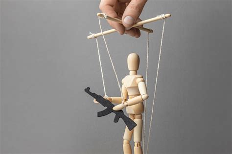 전쟁의 개념입니다 무기 무장된 시위 테러리스트와 사람들입니다 조종 제어 총 무기로 앞 잡이와 인형 경영자에 대한 스톡 사진 및