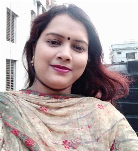 Bangla মালিকের মেয়ের সাথে 😍 আমি প্রিয়া রায়। আমার ২৩ বছর বয়স। ৫ ফুট ৫ ইঞ্চি লম্বা দুধের