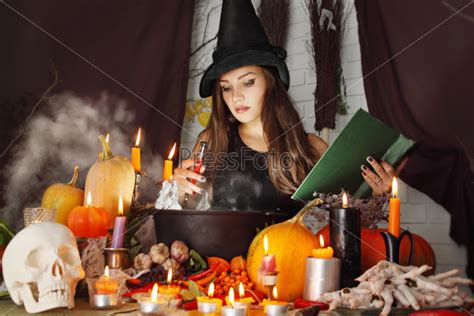Фотография на тему Красивая ведьма варит зелье в котле Pressfoto