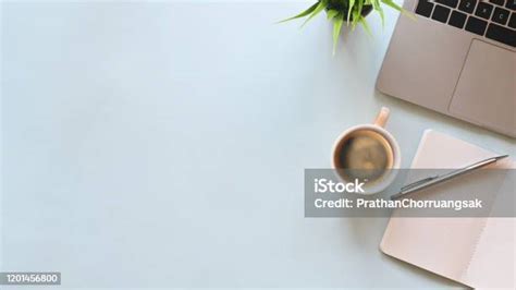 플랫 레이 탑 뷰 사무실 책상입니다 파란색 배경에 빈 노트북 컴퓨터 사무용품 펜 녹색 잎 및 커피 컵이 있는 작업 공간입니다 0명에 대한 스톡 사진 및 기타 이미지 Istock