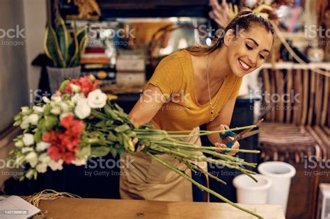 꽃 가게에서 꽃다발을 만드는 동안 꽃을 자르는 젊은 행복한 여성 가위에 대한 스톡 사진 및 기타 이미지 가위 기업가 꽃 식물 Istock