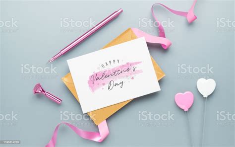 모크 엽서와 해피 발렌타인 데이 편리한 공예 선물 상자 활과 펜 회색 배경에 봉투 우아한 디자인에 대 한 조롱 플랫 레이 탑 뷰