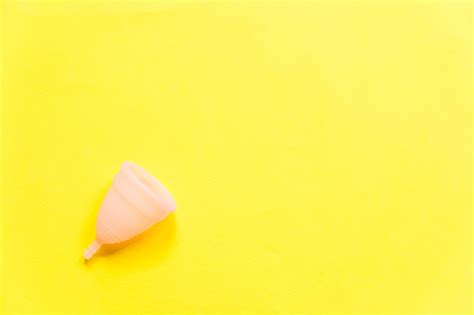 노란색 배경에 고립 된 최소한의 디자인 핑크 생리 컵 생리 기간에 여성 현대 대체 생태 부인과 위생 혈액을 위한 용기 플랫 레이 상단 뷰 복사 공간 0명에 대한 스톡 사진