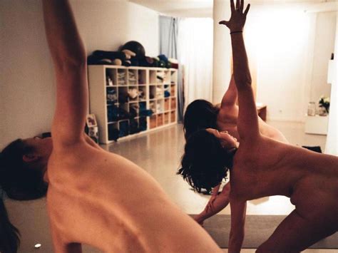 Probé hacer yoga al desnudo junto a un montón de extraños Infobae