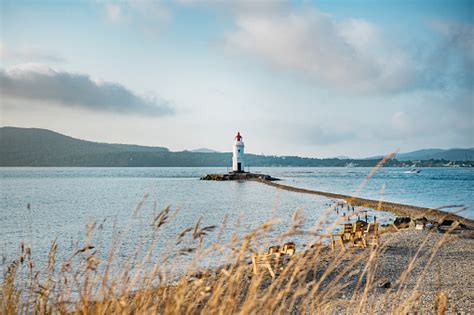 바닷가에 붉은 지붕이 있는 오래된 등대 바다 경치 여행에서 엽서 0명에 대한 스톡 사진 및 기타 이미지 0명 가을 거리 Istock