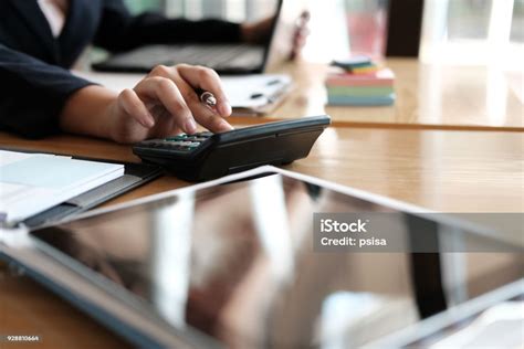 계산기 및 컴퓨터와 사무실에서 일 하는 재정 고문 회계사는 회계 및 수익 및 예산을 계산 하 고입니다 회계 계산 만들기입니다 금융 및 경제 개념 개념에 대한 스톡 사진 및