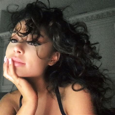 Ariana Grande Shows Off Her Natural Hair In Head Turning Selfie E News