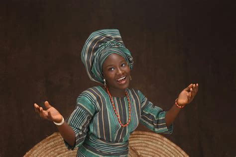 나이지리아 패션 드레스 머리 장식 모델 문화 문화 유산 문화적 복장 문화적 자부심 문화적 표현 미소 짓는 민족 전통의 밝은 선명한 스타일 스튜디오