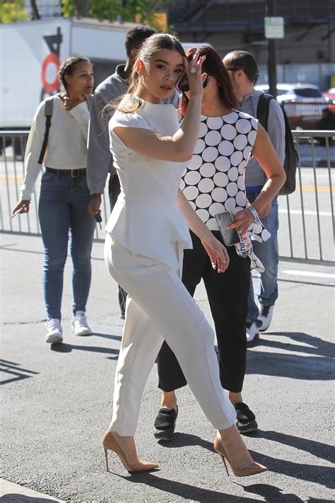 Hailee Steinfeld Scrolller