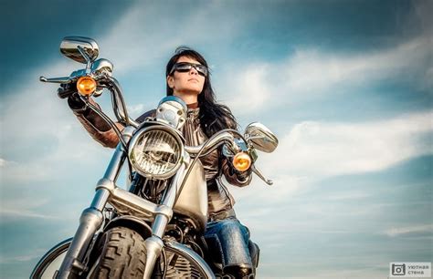 Байкер девушка в кожаной куртке на мотоцикле Motorcycle Women