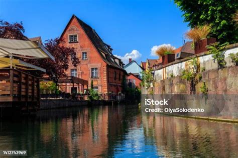 프랑스 알자스 콜마르의 리틀 베니스 지역의 라우치 강과 함께 전통적인 다채로운 반 목조 주택 0명에 대한 스톡 사진 및 기타 이미지 Istock