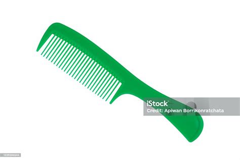 흰색 배경에 고립 된 아름다운 깨끗한 빈 녹색 색상 새로운 플라스틱 빗과 미용사의 장비의 사진을 닫습니다 빗에 대한 스톡 사진 및 기타 이미지 Istock