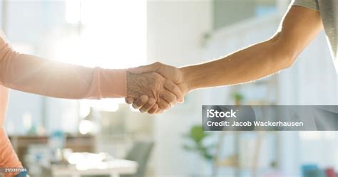 재활 건강 관리 및 지원을 위해 클리닉에서 악수 물리 치료사 및 환자 사람들 동의 및 환영 또는 운동 세션에 대한 인사 사무실에서 신뢰로 도움과 보살핌 2명에 대한 스톡