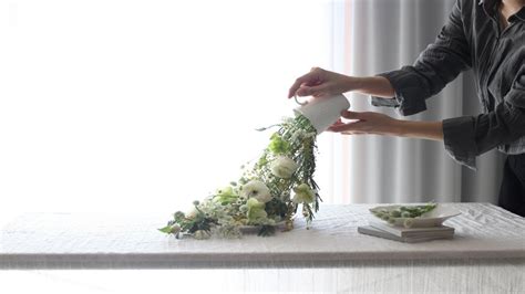 Eng 공중에 떠 있는 컵에서 꽃이 쏟아지는 마법 플로리스트 전진영 Youtube