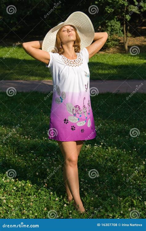 Mujer Joven En Un Sombrero De Paja Foto De Archivo Imagen De Manera Adulto