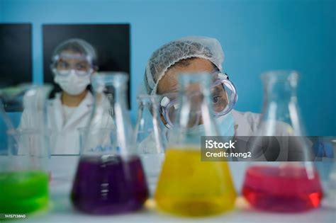 과학자들은 식물 기반 의약품을 연구합니다 천연 유기 추출 및 유리 제품의 과학은 대체 한약 스킨 케어 미용 제품을 만들기 위해 실험실 개념 및 개발 14 15 살에 대한