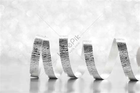 Bokeh 배경에 빛나는 은색 선물 리본 클로즈업 사진 무료 다운로드 Lovepik