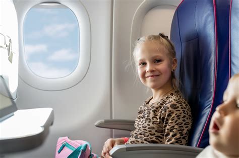 Par De Lindo Hermano Y Hermana Adorables Viajando En Avión El Niño Y La