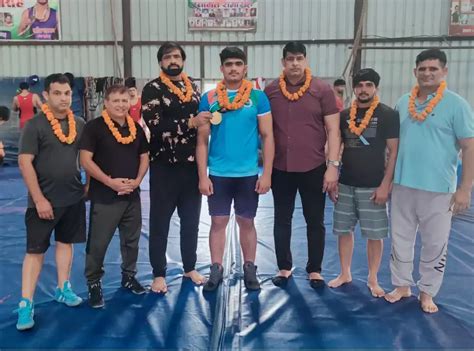 Jhajjar बहरीन से स्वर्ण जीतकर लौटे अर्जुन का कुश्ती प्रेमियों ने किया
