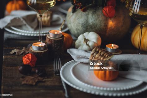 호박 와인으로 가을 테이블 장식 가족 아늑한 추수 감사절 저녁 식사 준비 집에서 실내 결혼식 우아한 장식 시골 스타일 심플한 수제 설정 가을 분위기 영감 0명에 대한 스톡