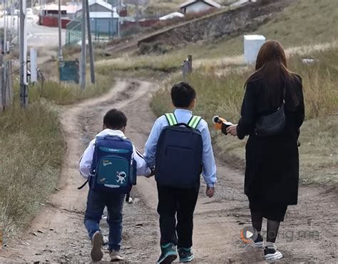 “Автобусны буудал ойрхон бол гоё нохой дайрахаар агаа намайг хамгаалж чулуу шиддэг”