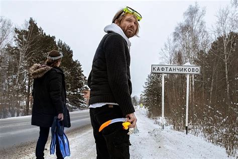 Пришлось вызывать полицию бас гитарист Би 2 устроил скандал в самолете из за маски