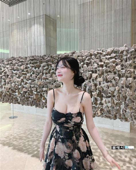 야외에서 샤워하는 하얀 누나
