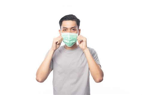 감염을 방지하기 위해 위생 마스크를 착용 젊은 아시아 남자 2019ncov 또는 코로나 바이러스 오후 25 싸움과 독감과 같은 공중 호흡기 질환 흰색 배경에 격리 된