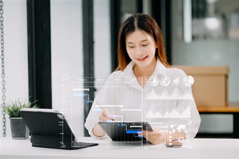 사업가 손 프로젝트 매니저 작업 및 업데이트 작업 및 Gantt 차트 스케줄링 스마트 폰 태블릿 및 노트북과 함께 가상