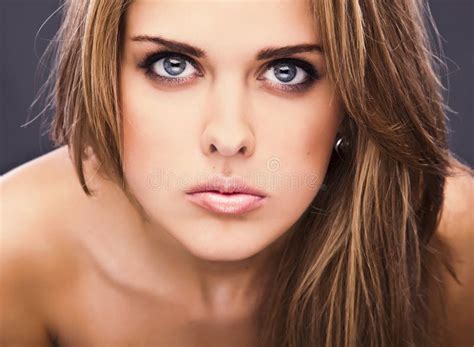 Het Jonge Sensuele Modelmeisje Stelt In Studio Stock Foto Image Of