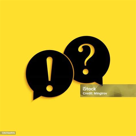 노란색 배경에서 격리된 질문 및 느낌표 아이콘이 있는 검은색 음성 거품입니다 Faq 기호 파일 복사 채팅 음성 거품 긴 그림자