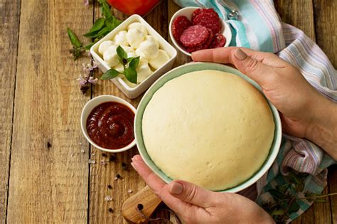 피자 요리 전통 맛있는 이탈리아 피자를 요리하기위한 음식 재료와 향신료 공간을 복사합니다 0명에 대한 스톡 사진 및 기타 이미지 Istock