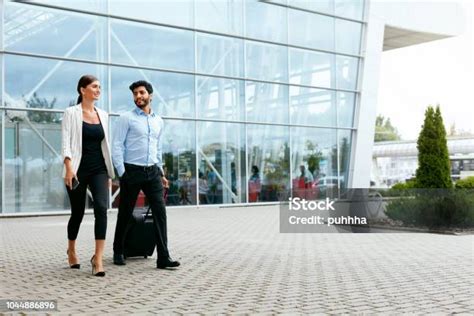 비즈니스 여행입니다 공항에서 케이스와 함께 여행 하는 사람들 공항에 대한 스톡 사진 및 기타 이미지 공항 청년 남자 걷기 Istock