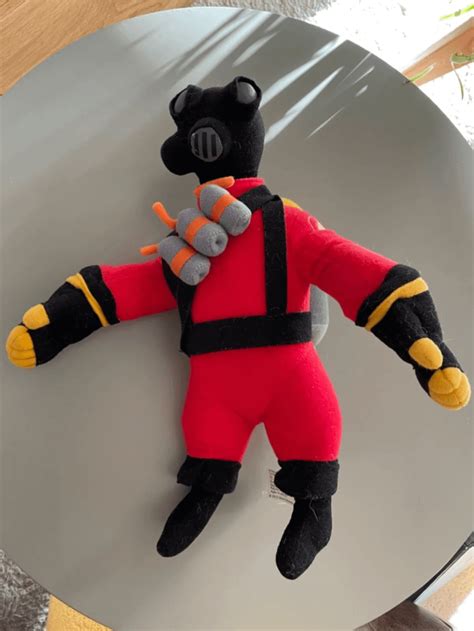 Valve 2012 Neca Scout And Pyro Plush R Tf2