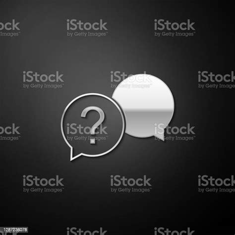 검은 색 배경에 격리 실버 채팅 질문 아이콘 음성 버블 기호를 돕습니다 Faq 기호 물음표 기호입니다 긴 그림자 스타일 벡터 0