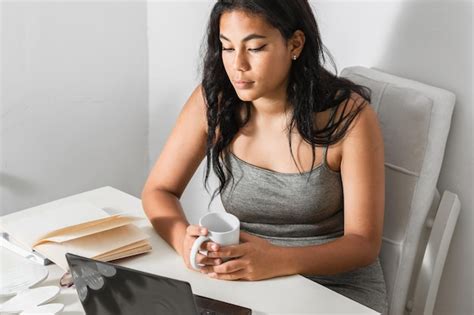 Premium Photo Skinned Latina College Student Sitting In The Dining