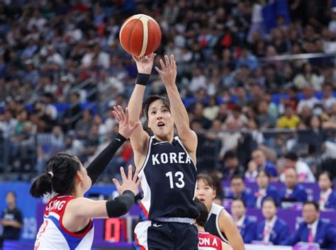 벼랑 끝 한국 농구 김단비·박지수가 구했다 중앙일보