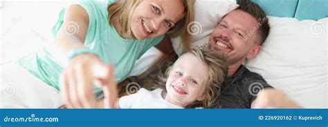 Ni Ita Y Padres Tendidos En La Cama Y Sonriendo Foto De Archivo Imagen De Mama Felicidad