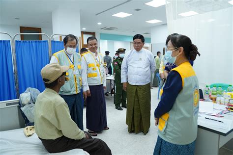 မကွေးတိုင်းဒေသကြီးဝန်ကြီးချုပ်ဦးတင့်လွင် ကျန်းမာရေးဝန်ကြီးဌာန အထူးကုဆေးကုသရေးအဖွဲ့ မကွေးတိုင