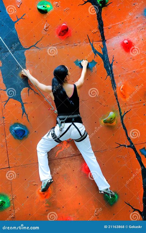 Menina Que Escala Em Uma Parede De Escalada Foto De Stock Imagem De Ativo Lazer 21163868