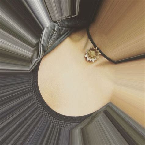 Elegant Flower Choker Necklace