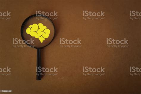 인간의 뇌 기호가 있는 돋보기 다른 사고의 아이디어는 합리적이고 비합리적인 사고를 포함한 사고 과정의 다양성을 인정합니다 비즈니스에 대한 스톡 사진 및 기타 이미지 Istock