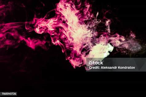 검은 고립 된 배경에 불꽃의 혀와 분홍색 녹색과 파란색 색상의 다른 형태의 패턴에서 연기의 구불 구불 한 구름과 컬러 배경 검은색에 대한 스톡 사진 및 기타 이미지 Istock
