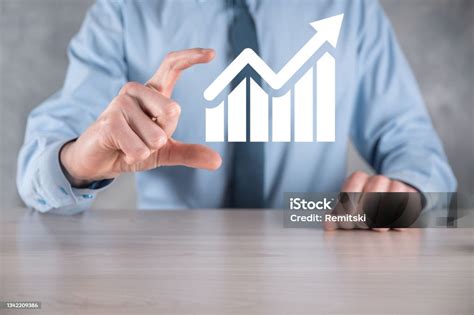 긍정적 인 이익 성장과 그래프를 들고 사업가 남자 그의 사업에서 차트 긍정적 인 지표의 성장과 계획 그래프 성장더 많은 수익성과 성장 개념에 대한 스톡 사진 및 기타 이미지