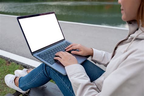 야외에서 빈 흰색 데스크톱 화면으로 노트북 컴퓨터를 사용하고 입력하는 여성 35 39세에 대한 스톡 사진 및 기타 이미지 35 39세 개념 공란 Istock