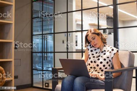 라틴어 임원 여자는 그녀의 손에 전화와 노트북을 들고있는 동안 그녀의 사무실에서 작동 가구에 대한 스톡 사진 및 기타 이미지 가구 경영자 금융 Istock