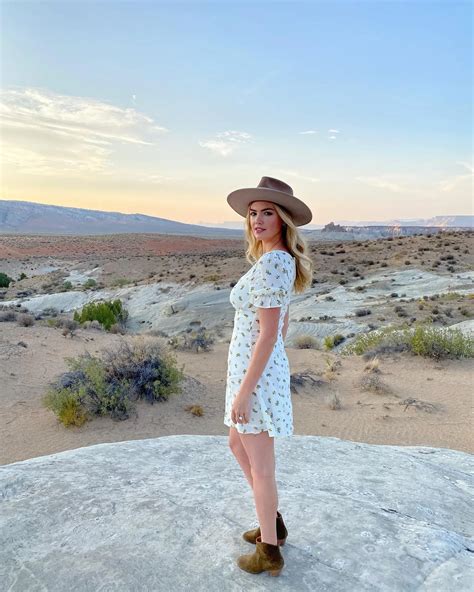 Kate Upton Scrolller