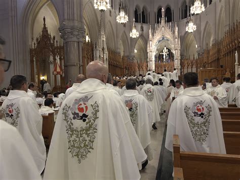 In Newark Hundreds Of Filipino American Priests Celebrate Faith The